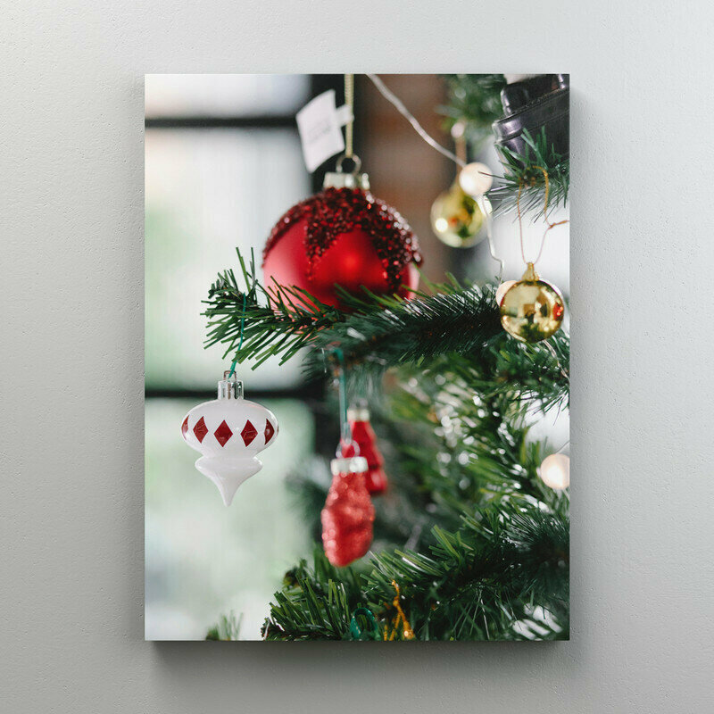 Интерьерная картина на холсте "Новогодние игрушки на ветке ёлочки" размер 22x30 см
