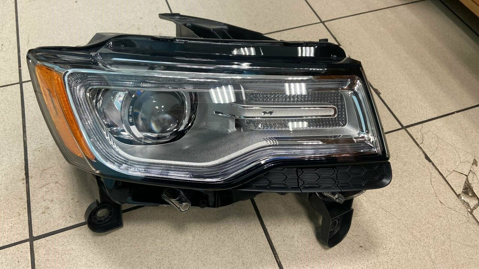 Фара правая 68111000AH chrysler