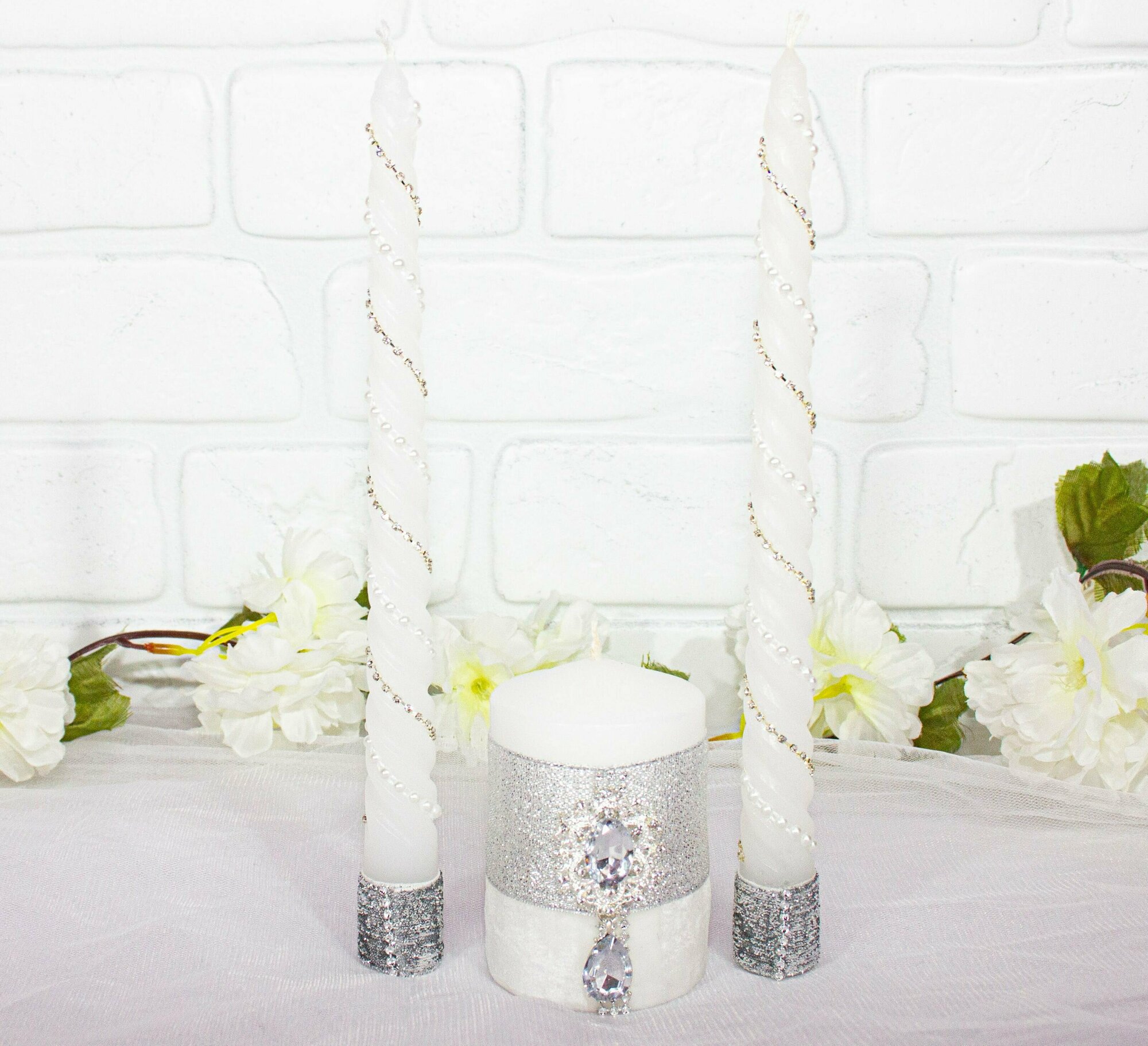 Украшенные свечи для свадебной церемонии