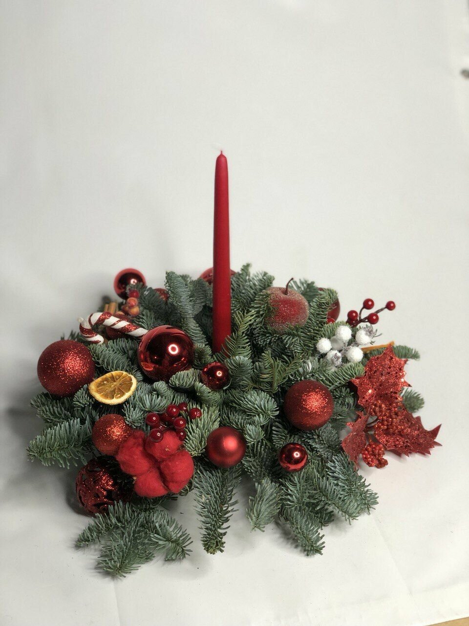 Новогодний декор из живой елки, новогодний венок, нобилис со свечой