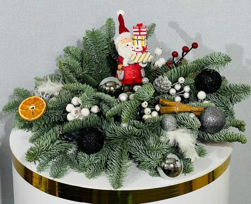Новогодняя композиция из нобилиса с сувениром "Дед Мороз" , нобилис, лапник, новогодний декор