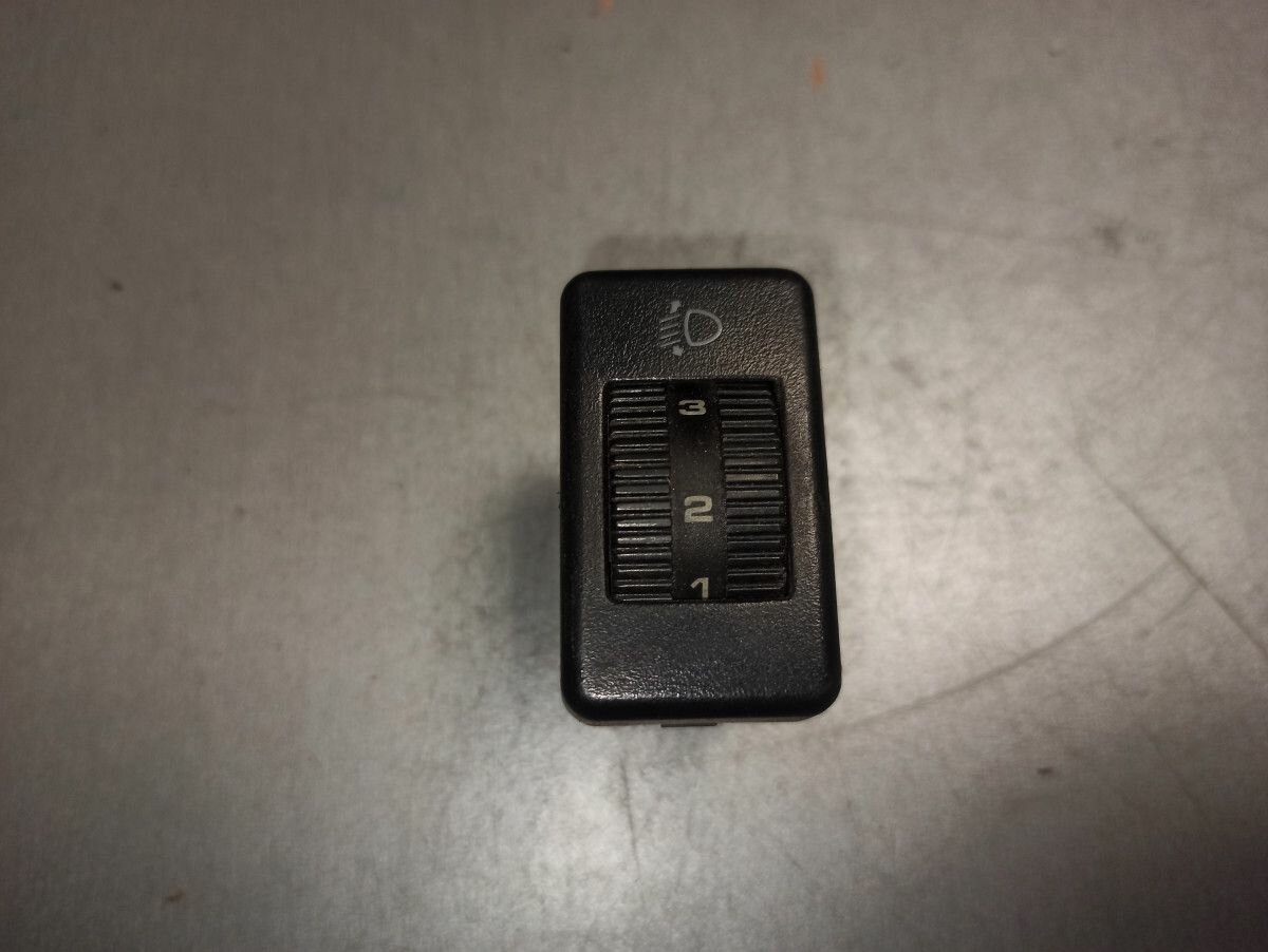 Клавиша корректора фар Volkswagen Passat B3 357941333