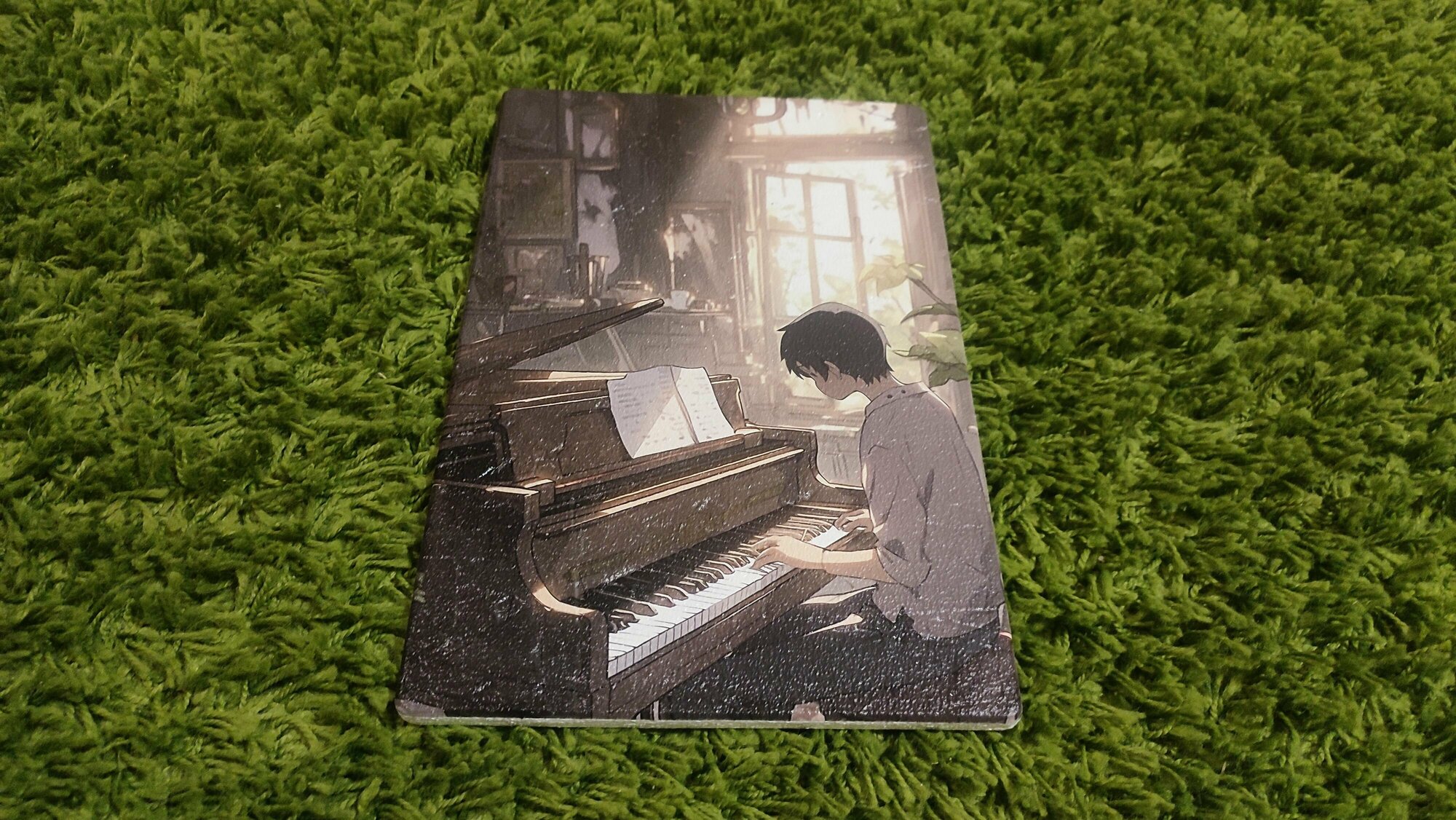 Картина на дереве в аниме стиле "Парень за пианино".