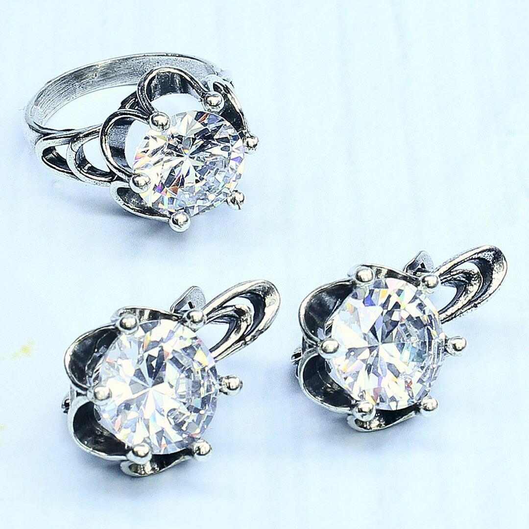 Комплект бижутерии: серьги, кольцо, фианит