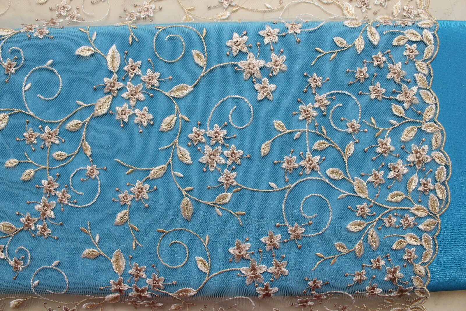 Ткань Вышивка на молочно-бежевой сетке с каймой, ш130см, 0,5 м