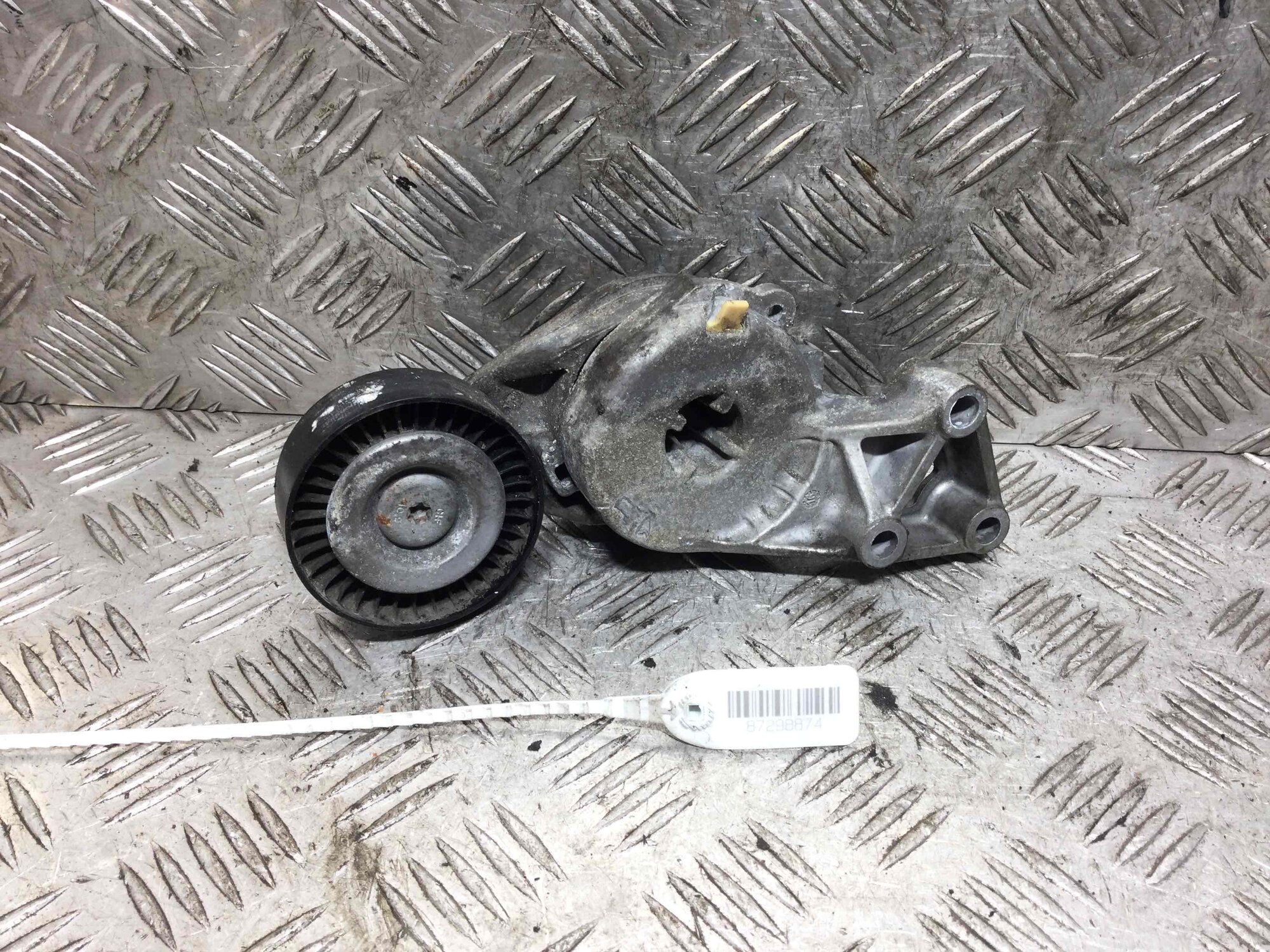 Б/У Натяжитель ремня генератора Volkswagen Golf 4 поколение (1997-2004) 2000 г.