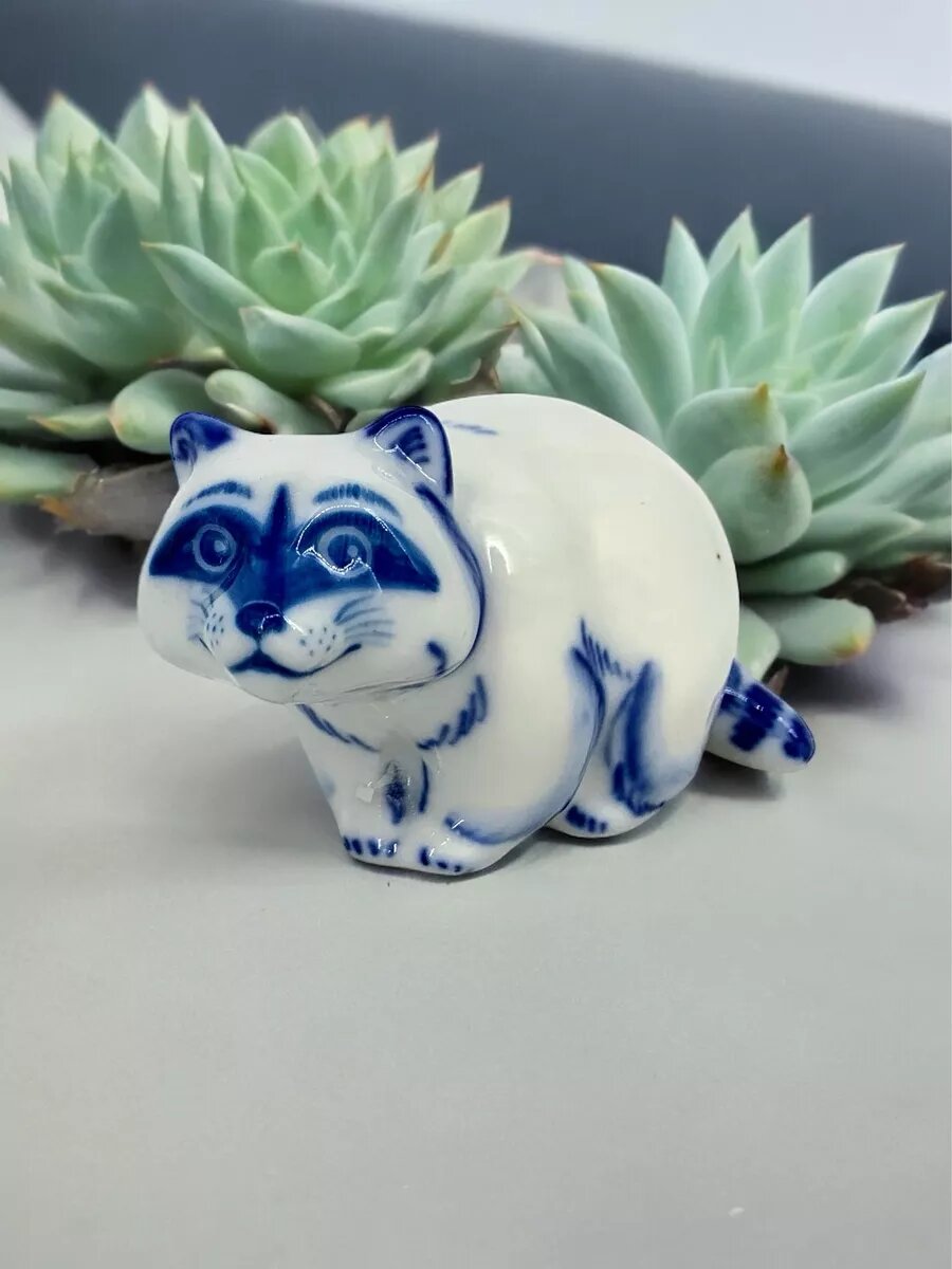 Фарфоровая статуэтка "Енот"