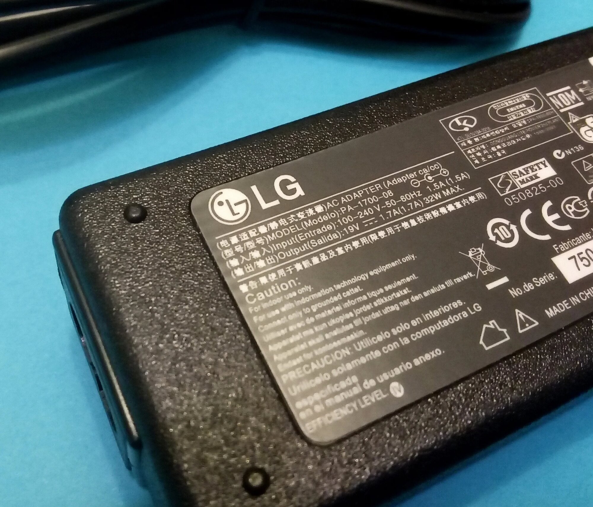 Блок питания LG 32LH513U для телевизора (адаптер 19V 2.1A ADS-45FSN-19 19040GPG)