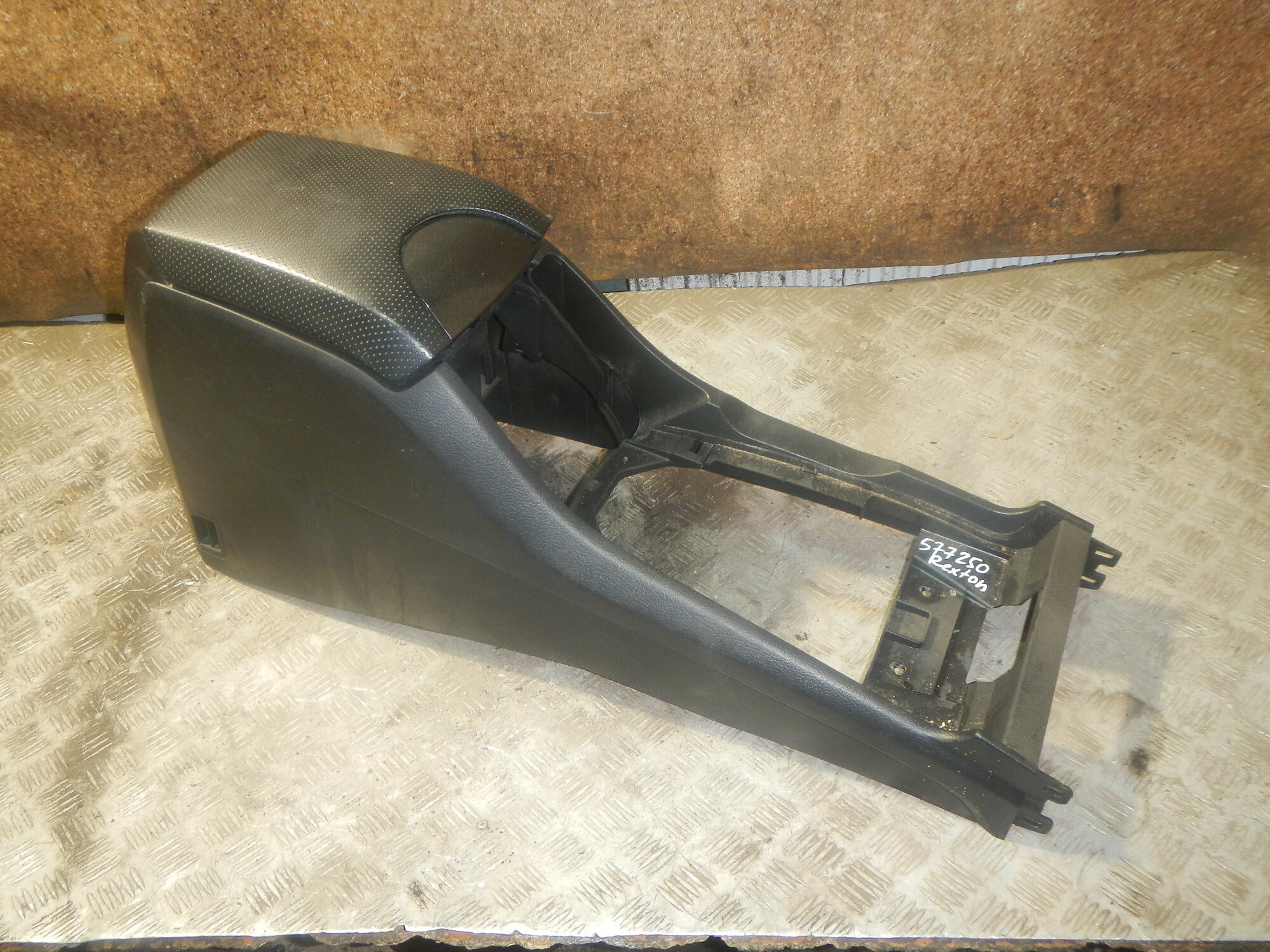 Б/У Подлокотник, SsangYong (Сангйонг)-REXTON II (07-) SSANGYONG REXTON II (07-) Потетости, порез на коже, повреждено кре...