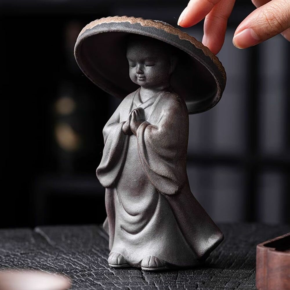 Фигурка для чайной церемонии с ситом в виде шляпы. Статуэтка Монах в шляпе керамический для чайной церемонии, 15 см х 9 см х 9 см