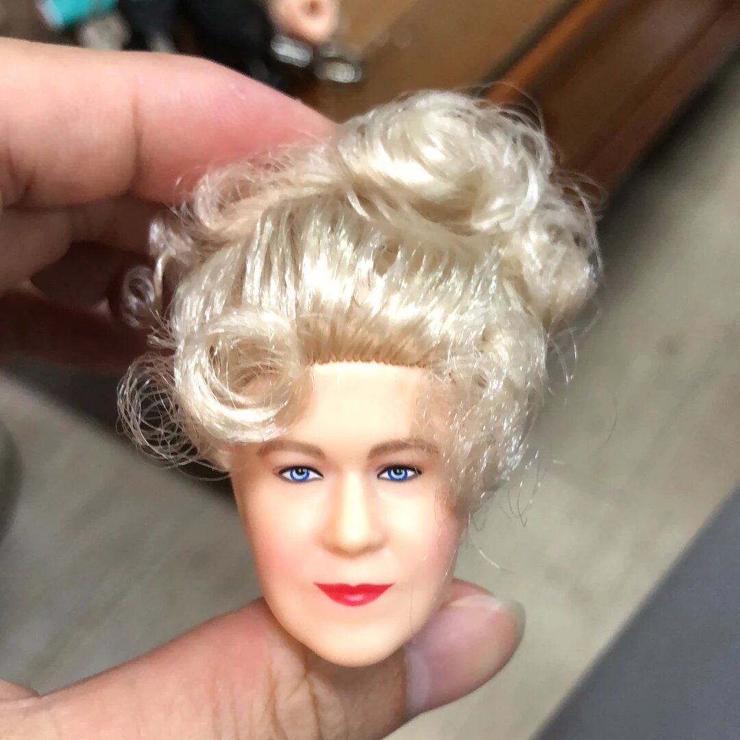 Игрушка голова королевы Елизаветы II Sevrwell для кукол 1/6