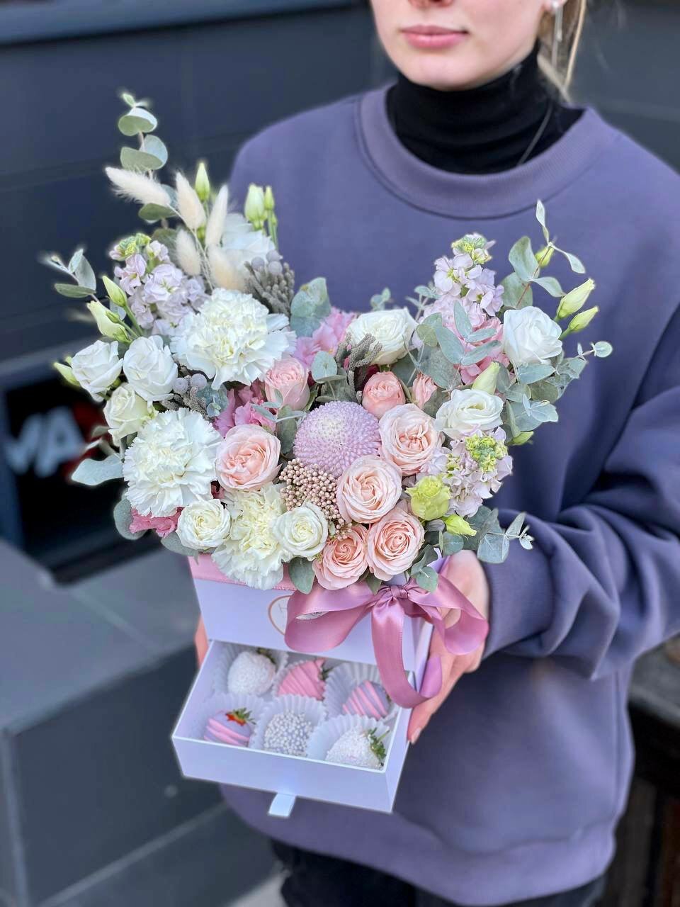 Шкатулка с цветами, 9 клубник в белом, розовом и фиолетовом шоколаде, кокос, белый рис, Purple 5, M размер