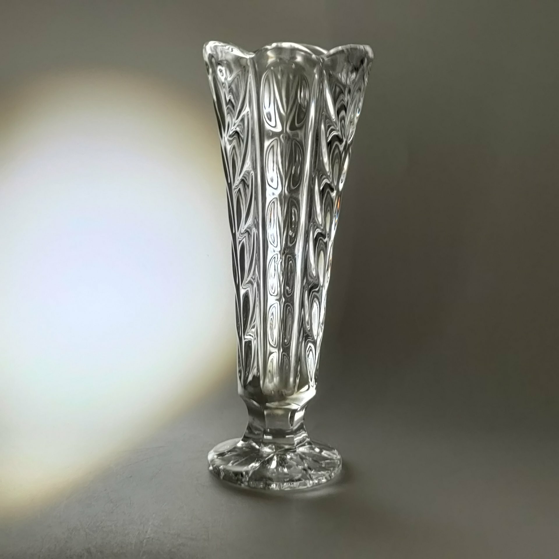 Ваза для цветов с конусообразным туловом и рельефным декором, стекло, СССР