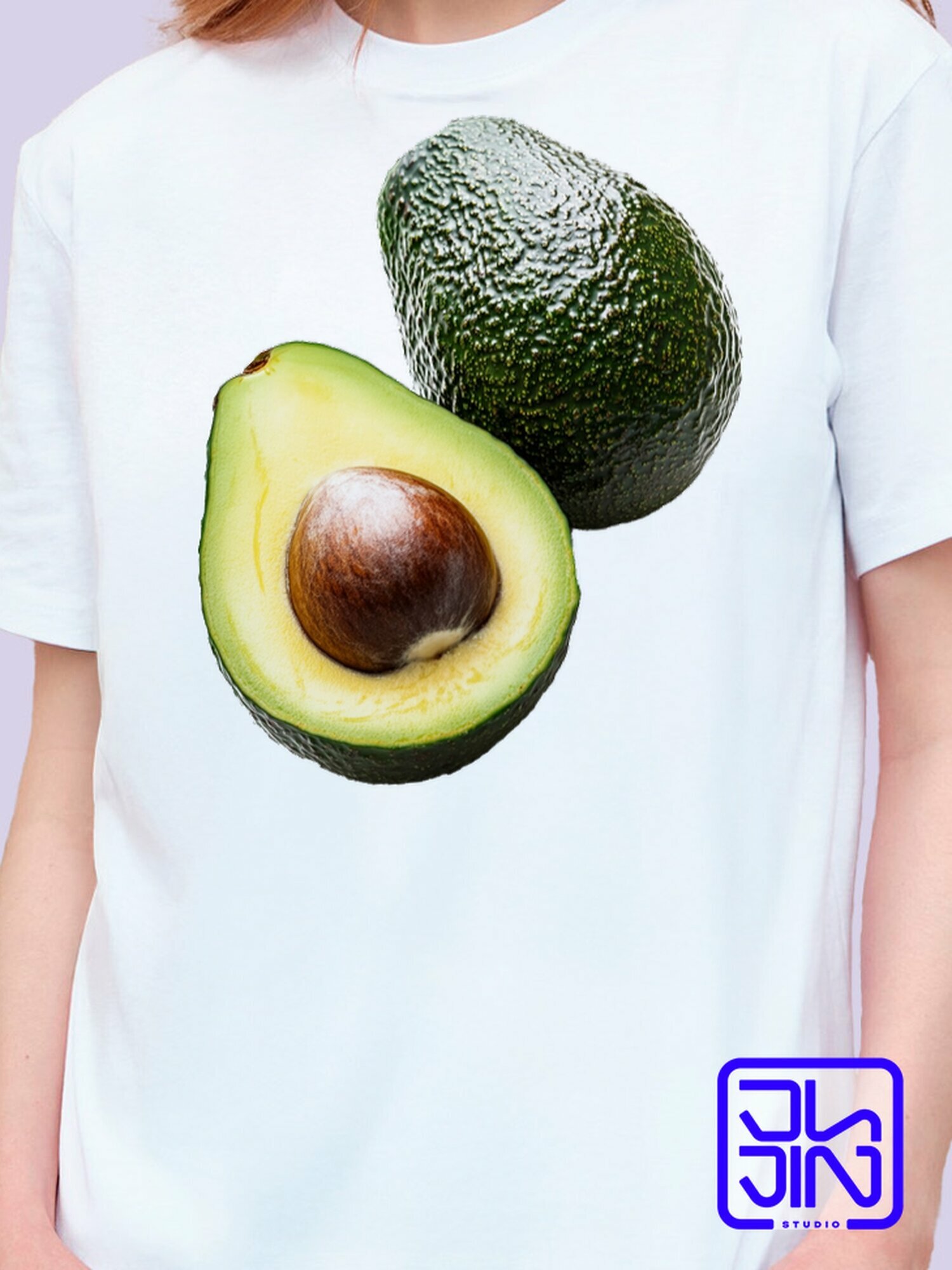 Футболка классическая женская с авторским принтом Минималистичное белое изображение авокадо, темно-зеленого фрукта еды трендовой, белый хлопковый трикотаж с прикольным рисунком на груди