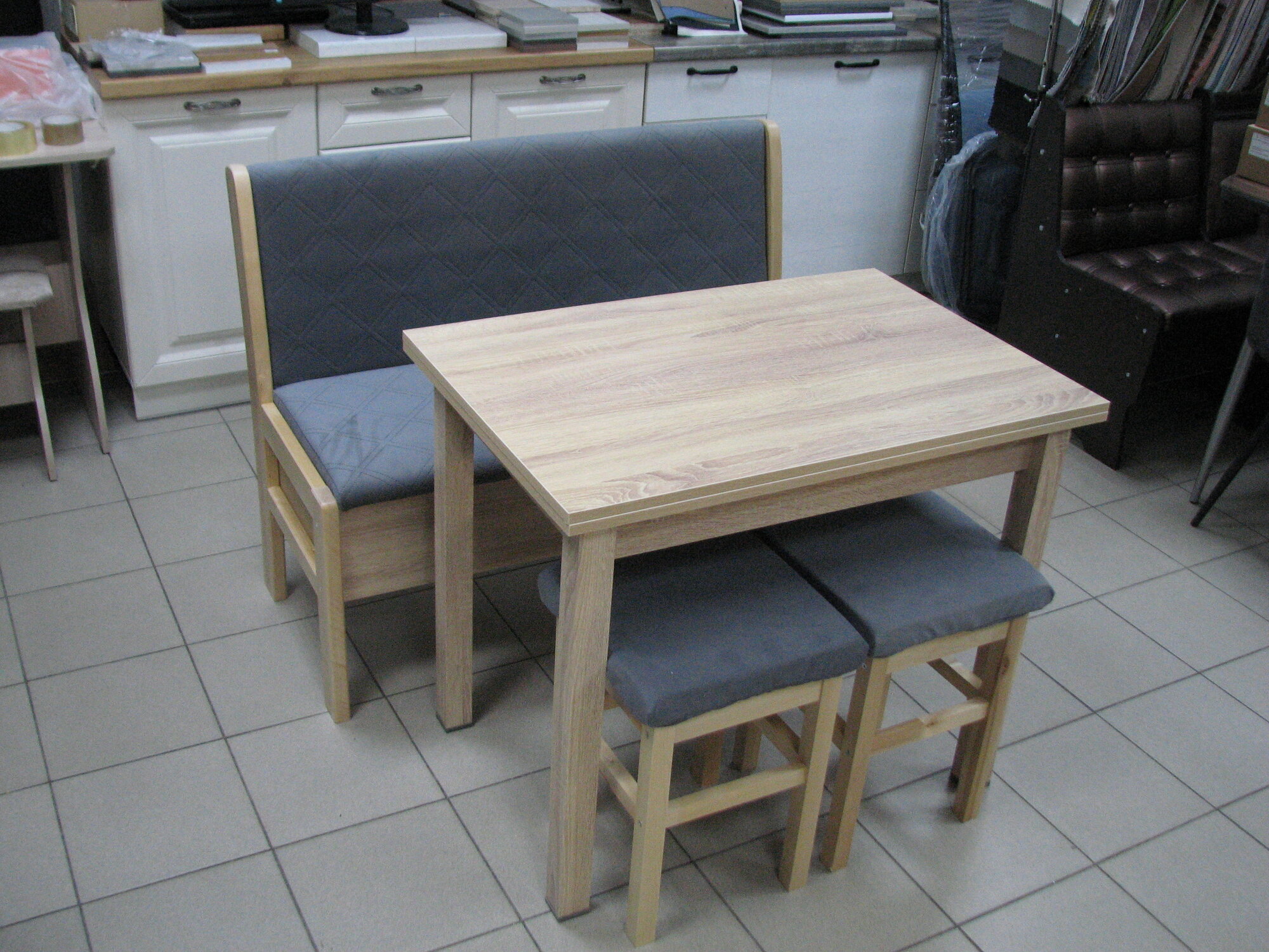 Обеденная Группа ЭТЮД-2 Состав: Лавка Большая (береза + ткань велутто 32) + Стол повор. ракл. (Дуб сонома) + табурет 2шт (береза + мягкий чехол велутто 32)