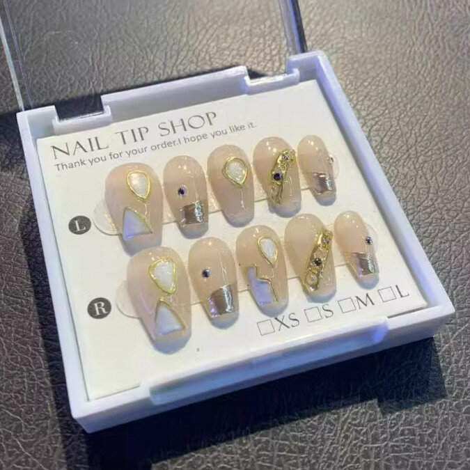 Ногтевой арт в стиле балет для благородных дам, короткий, нюдового цвета с цветочными лепестками и блестящим дизайном, M