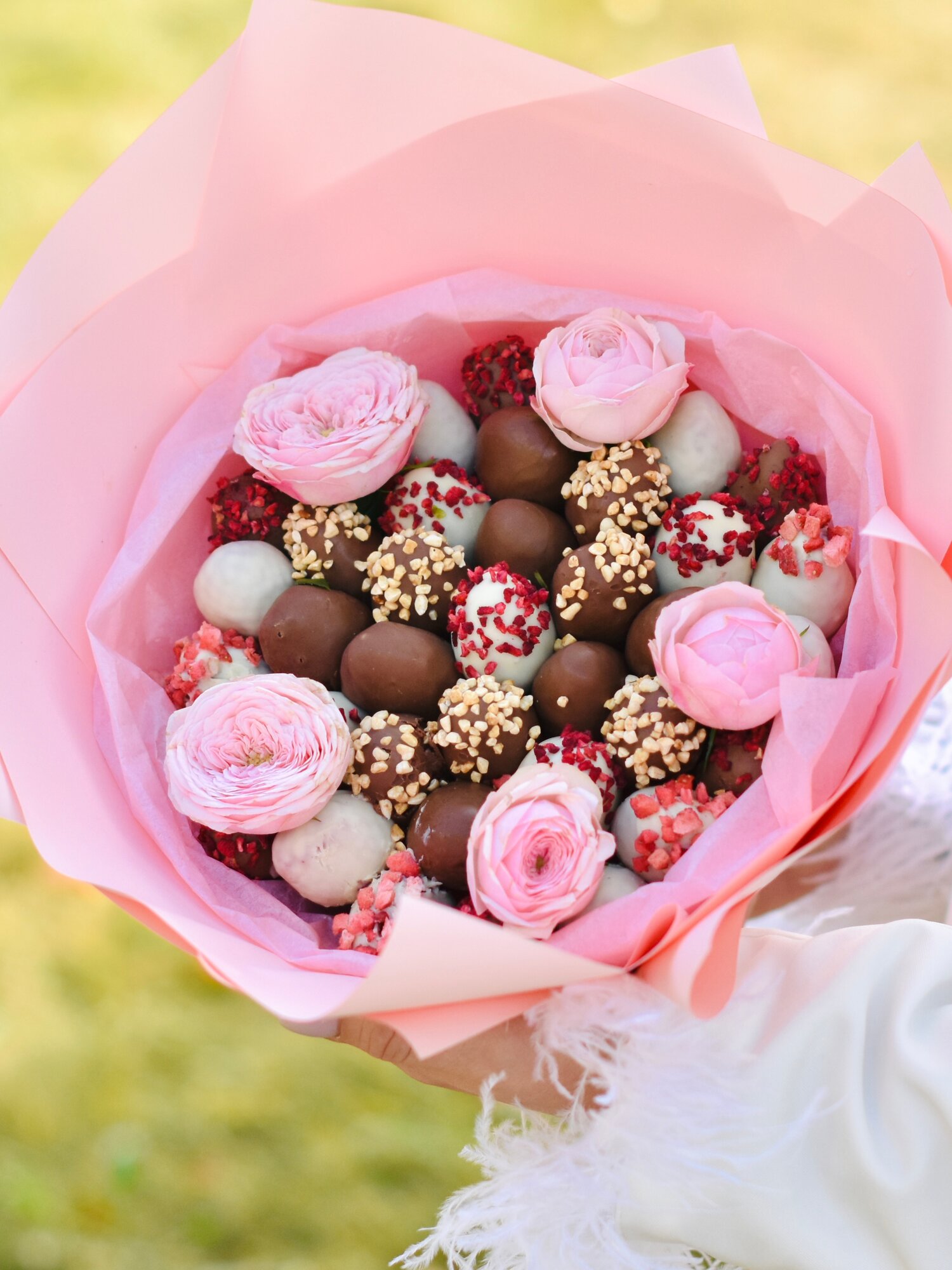 Хит! Букет «Флоренция» из кустовых роз и клубники в шоколаде, идеальный подарок для любимой девушки, 24-35 шт