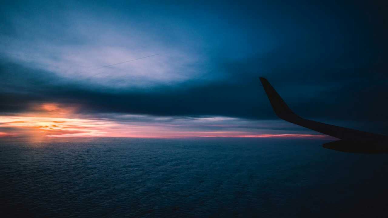 Картина на холсте 110x60 LinxOne "Небо Темные Крыло Самолета Полет" интерьерная для дома / на стену / на кухню / с подрамником