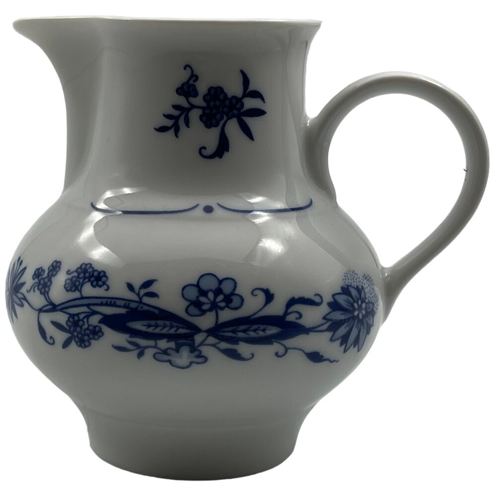 Сливочник "Синий лук", 1991-1998 гг, фарфор, Graf von Henneberg, Ильменау, Германия