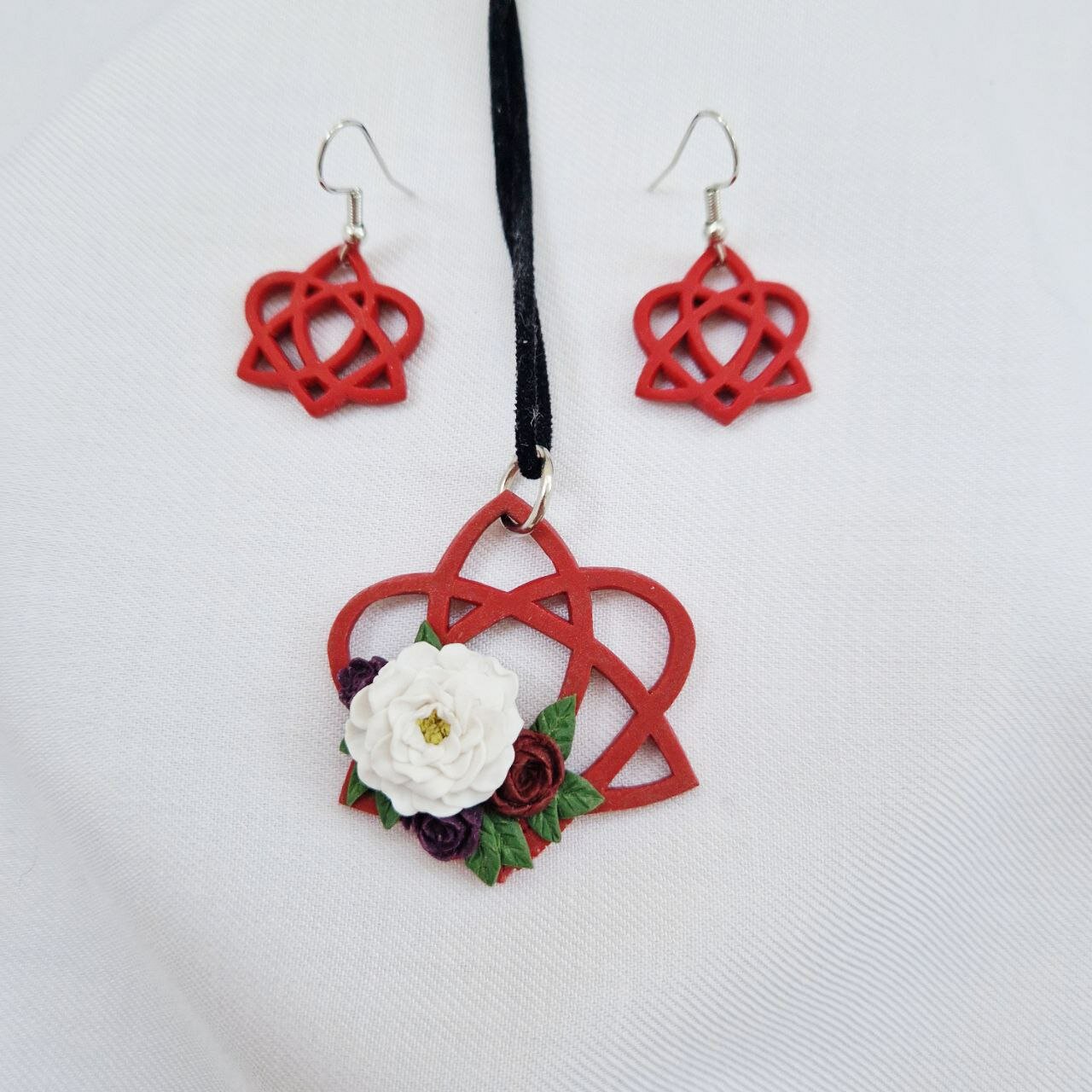 Комплект бижутерии: серьги, подвеска