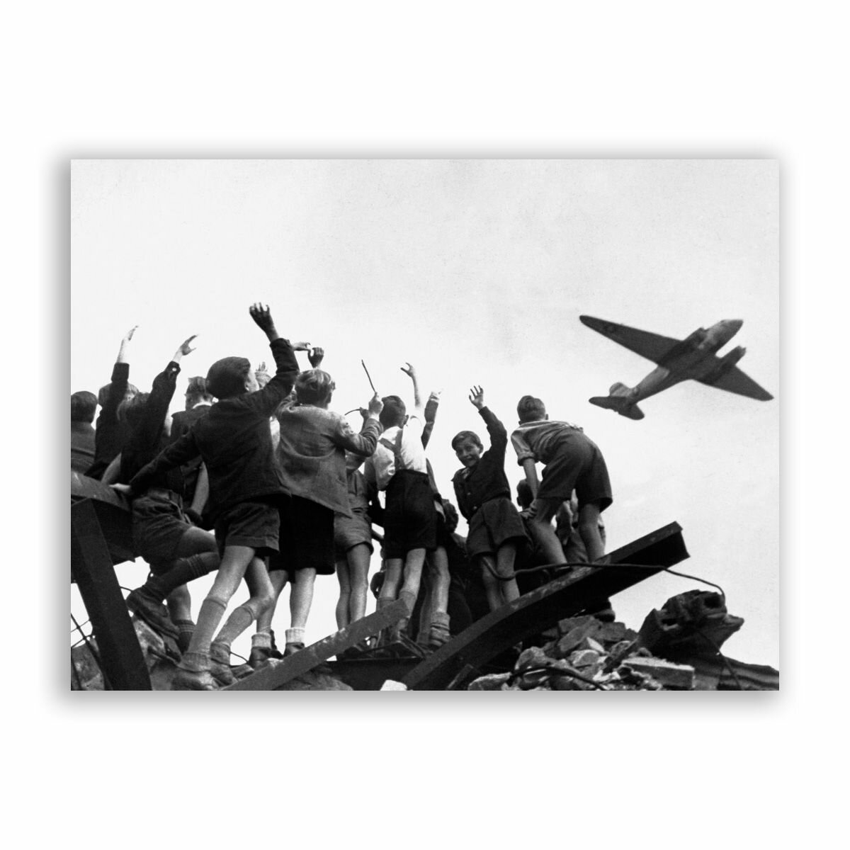 Постер, плакат на бумаге / Берлинский воздушный мост / Размер 40 x 53 см