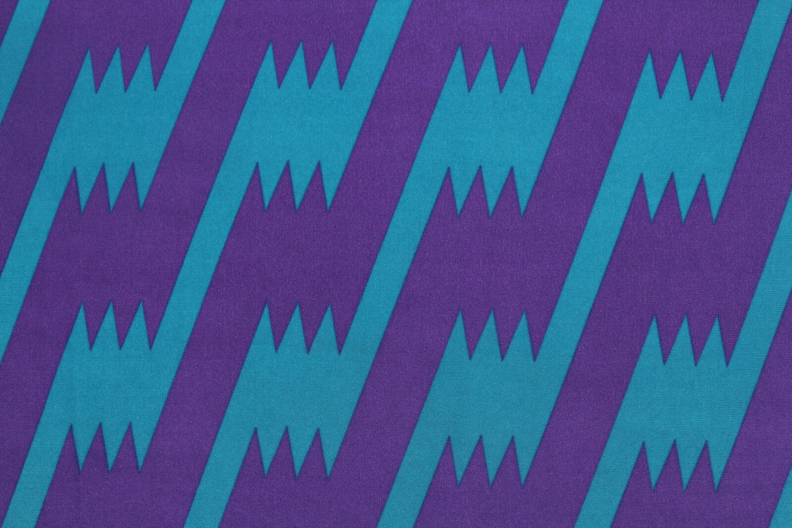 Ткань Крепдешин шёлк Missoni фиолетовые и тёмно-бирюзовые ломаные линии, ш134см, 0,5 м