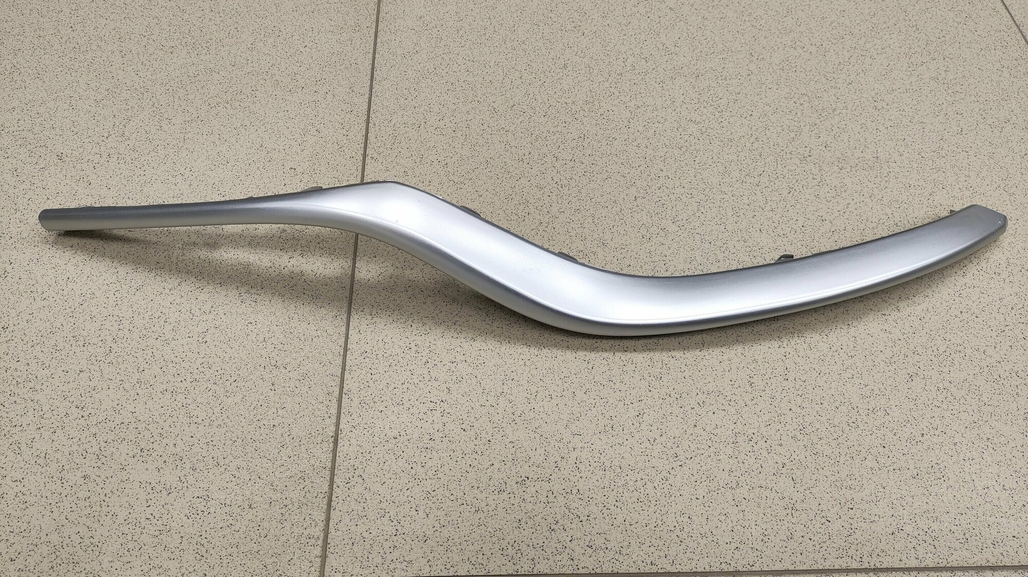 Молдинг бампера переднего левый Geely Emgrand 7 (2016-2018) [1.8 16V 5MT седан] 1068050726