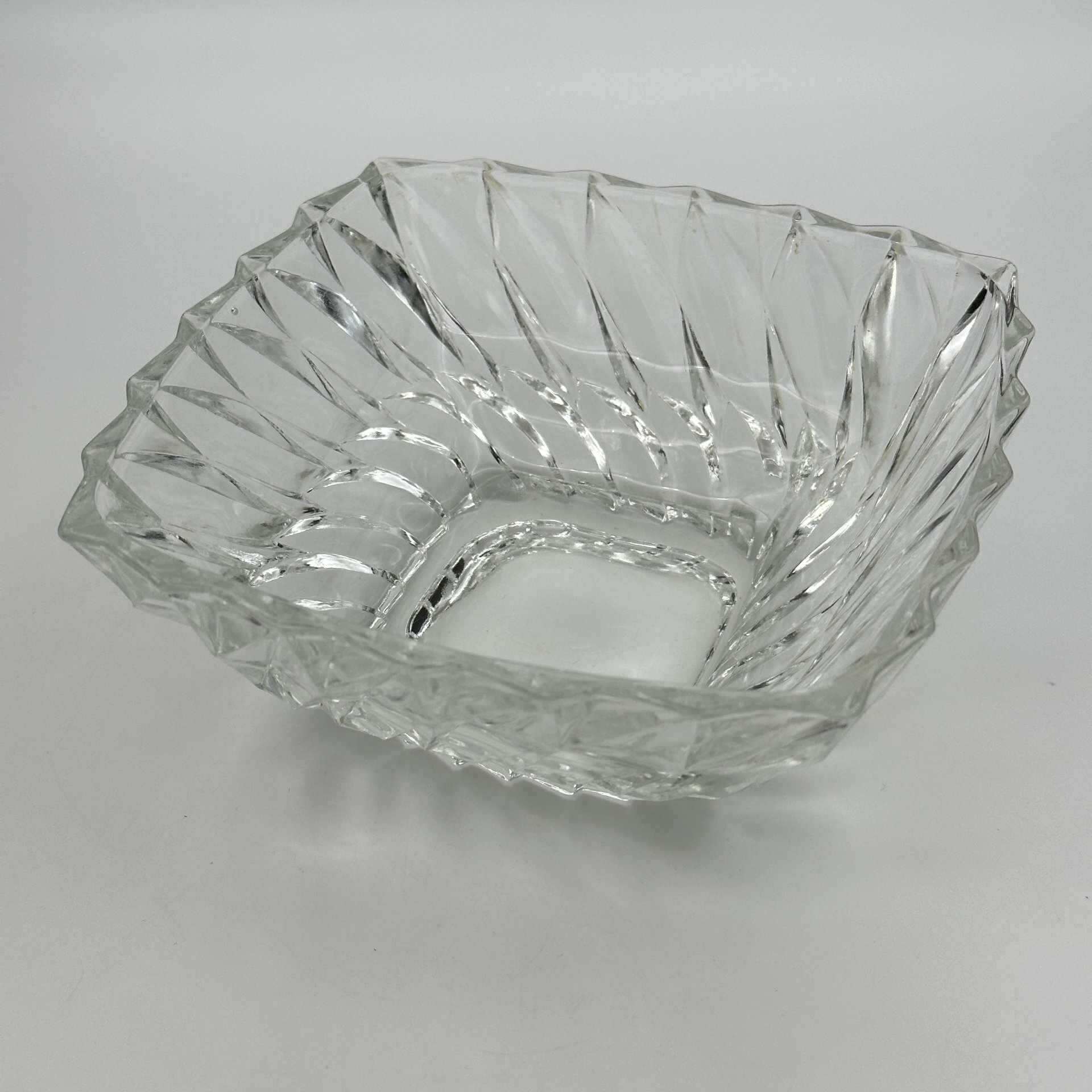 Салатник квадратной формы с рифлёным декором, стекло, СССР, 1960-1990 гг.