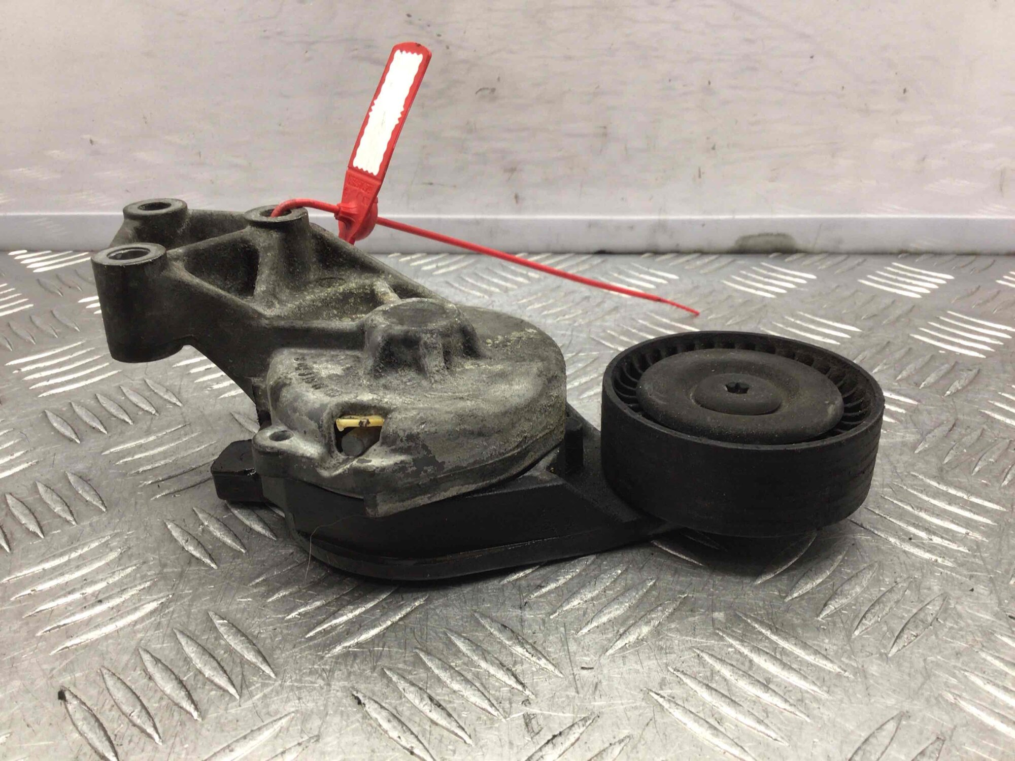 Б/У Натяжитель ремня генератора Volkswagen Golf 4 поколение (1997-2004) 2001 г.