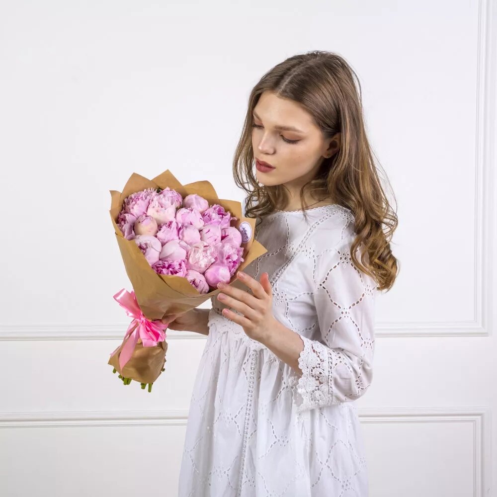 Монобукет "Magical Flower", из пионов, 19 шт, высота 40см, пленка