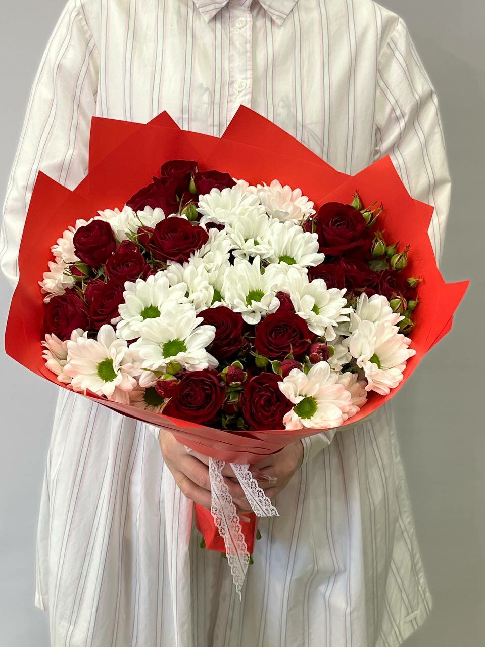Букет Romashka "Ноченька", сборный, хризантемы и розы, красный