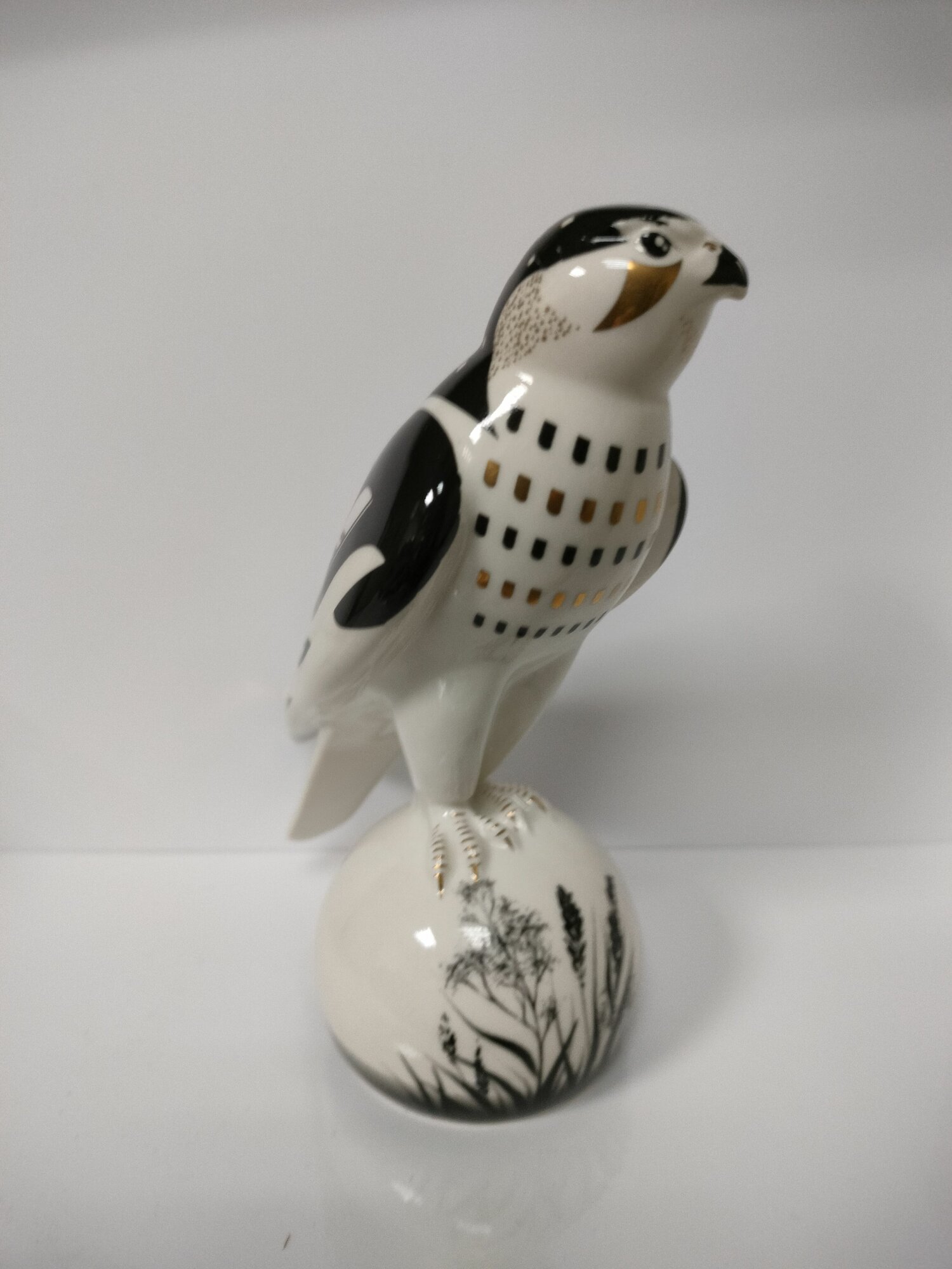 Сокол фарфоровая фигурка. Авторская работа Россия.