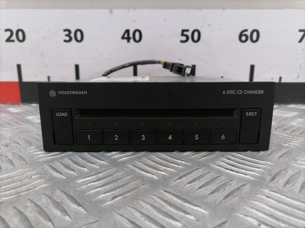 Чейнджер компакт дисков Volkswagen Passat 6 3C0057110A арт. 1083578