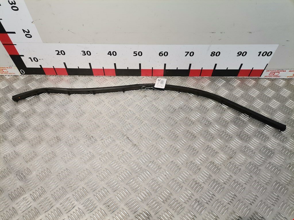 Уплотнитель двери Jeep Grand Cherokee 2 55136115AD арт. 939162