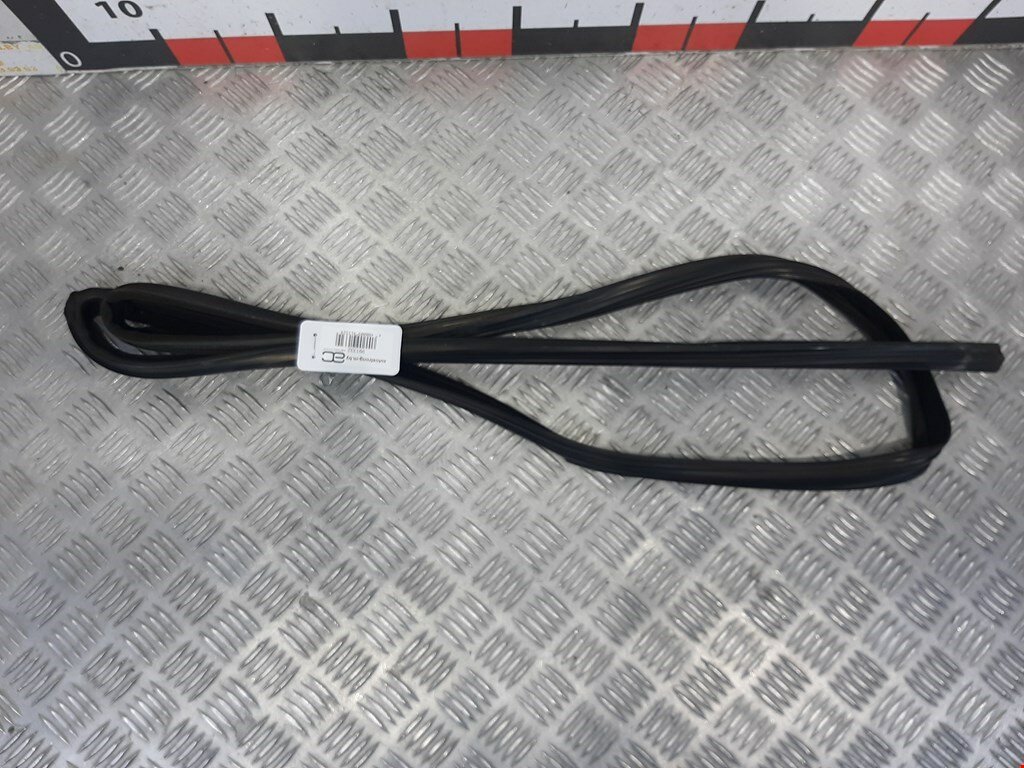 Уплотнитель стекла двери Land Rover Discovery 3 LR048819 арт. 991332