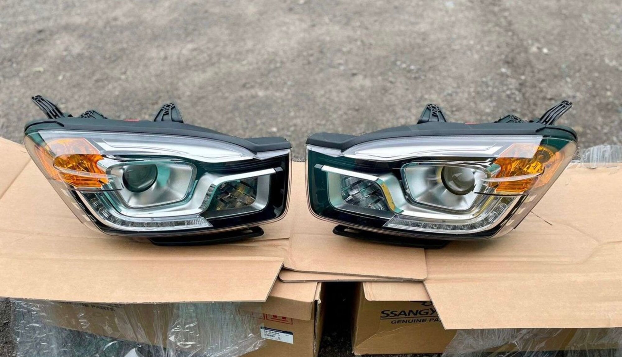 Фара оригинальная левая 8310534300 для SsangYong Actyon new с корректором и дневными ходовыми огнями