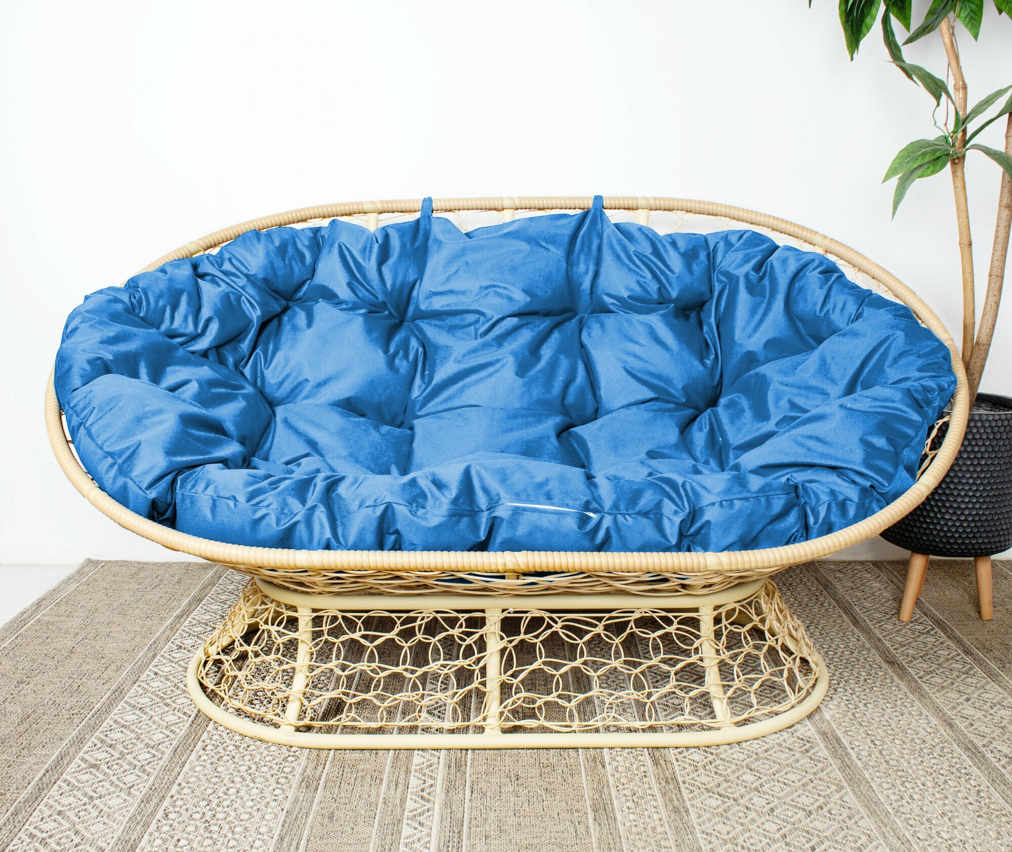 Диван мамасан с ротангом бежевый, голубая подушка