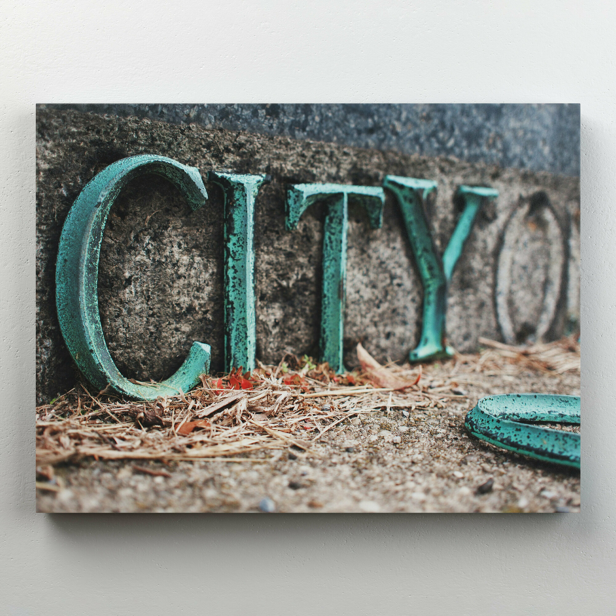 Интерьерная картина на холсте "Городская инсталляция" архитектура, размер 30x22 см