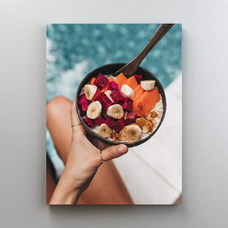 Интерьерная картина на холсте "Фруктово-ягодный боул" для кухни, кафе и ресторанов, размер 45x60 см