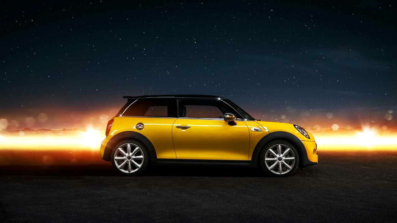 Картина на холсте 110x60 LinxOne "Машины Мини Купер Mini Cooper" интерьерная для дома / на стену / на кухню / с подрамником