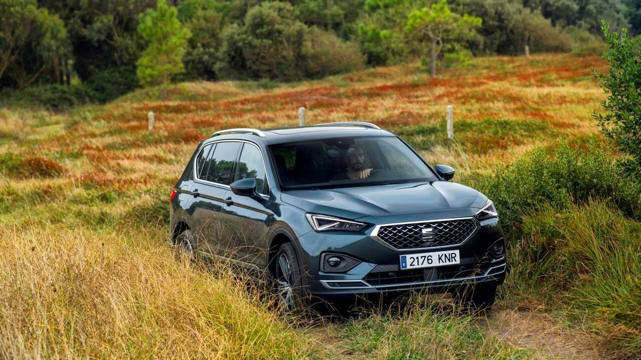 Картина на холсте 110x60 LinxOne "Сиат CUV Tarraco" интерьерная для дома / на стену / на кухню / с подрамником