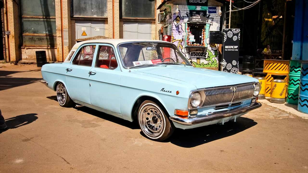 Картина на холсте 110x60 LinxOne "Автомобили газ ссср 24 волга" интерьерная для дома / на стену / на кухню / с подрамником