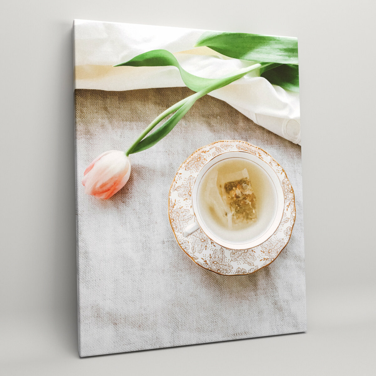 Картина на холсте (интерьерный постер) "Натюрморт - зеленый чай с тюльпаном" с деревянным подрамником, размер 45x60 см