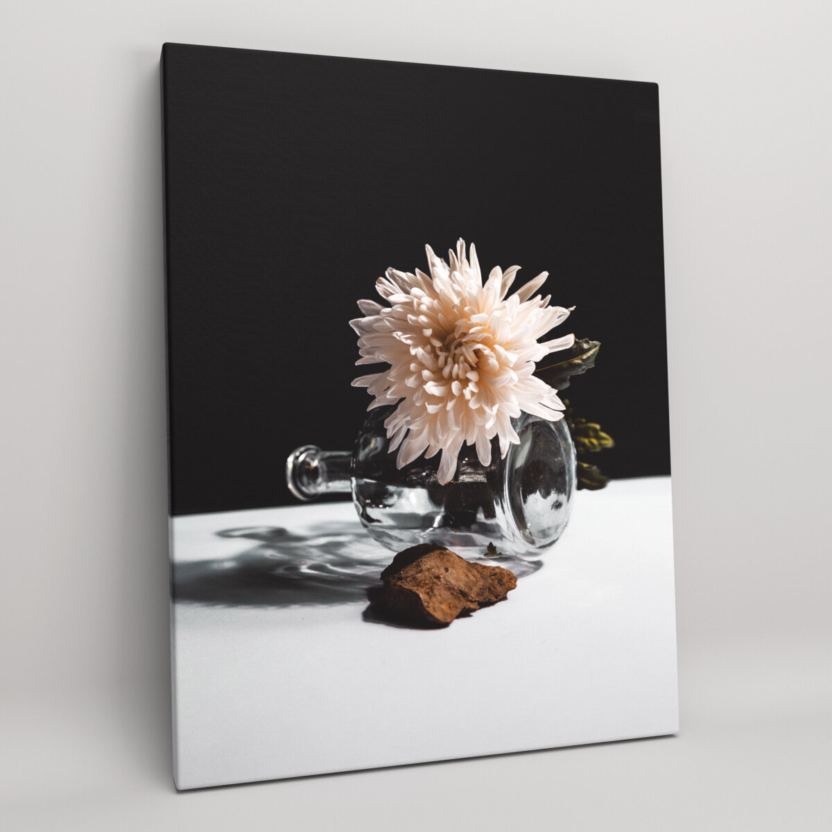 Картина на холсте (интерьерный постер) "Натюрморт - цветок и ваза" растения, с деревянным подрамником, размер 30x40 см