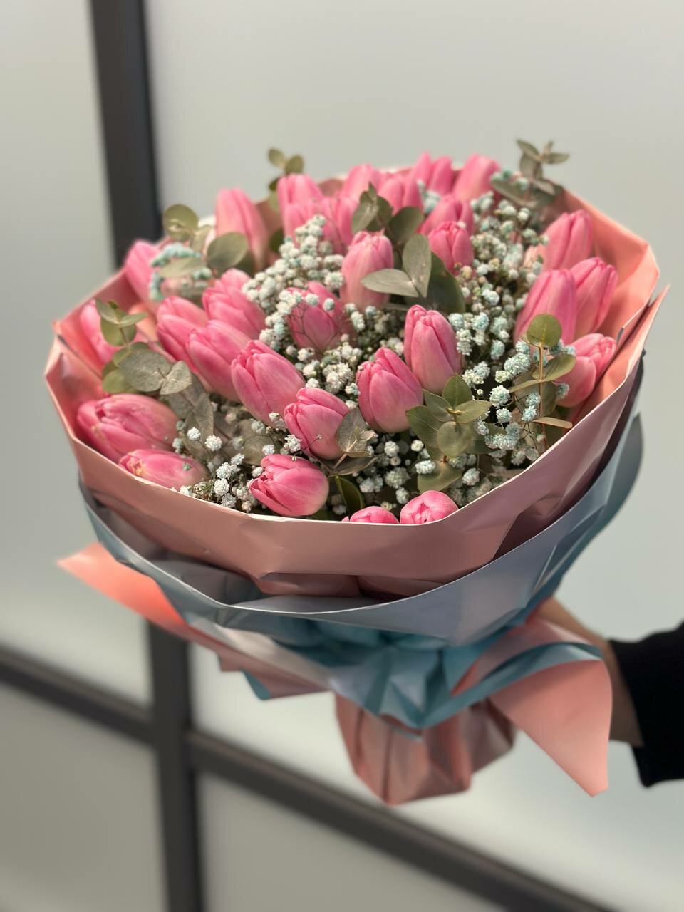 Сборный букет wowflo "Нежность сердца", 51 цветок, 40 см, тюльпан, эвкалипт, гипсофил