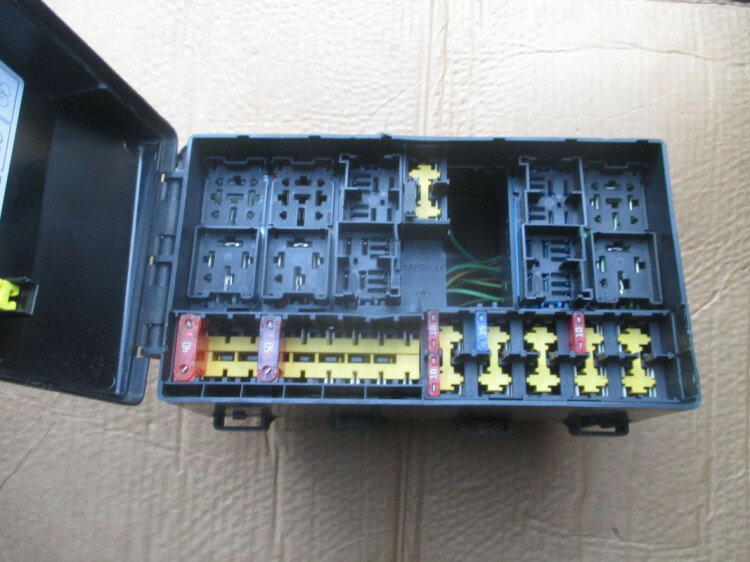 Блок предохранителей под капотом 98AG14A142AD 1126245 Форд Фокус 1 FF-63 - есть трещина