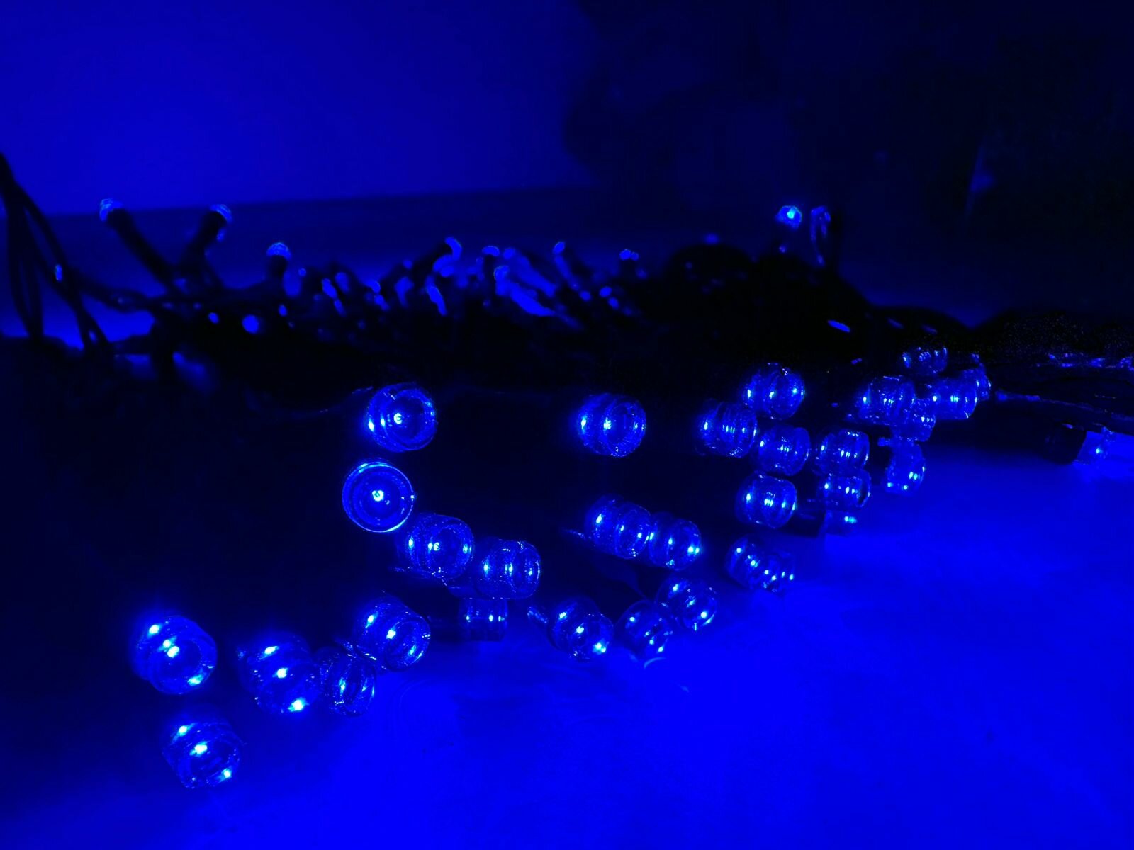 Новогодняя гирлянда уличная линейная, 100 LED, синяя на тёмном проводе, 10 метров, 8 режимов, 3*АА