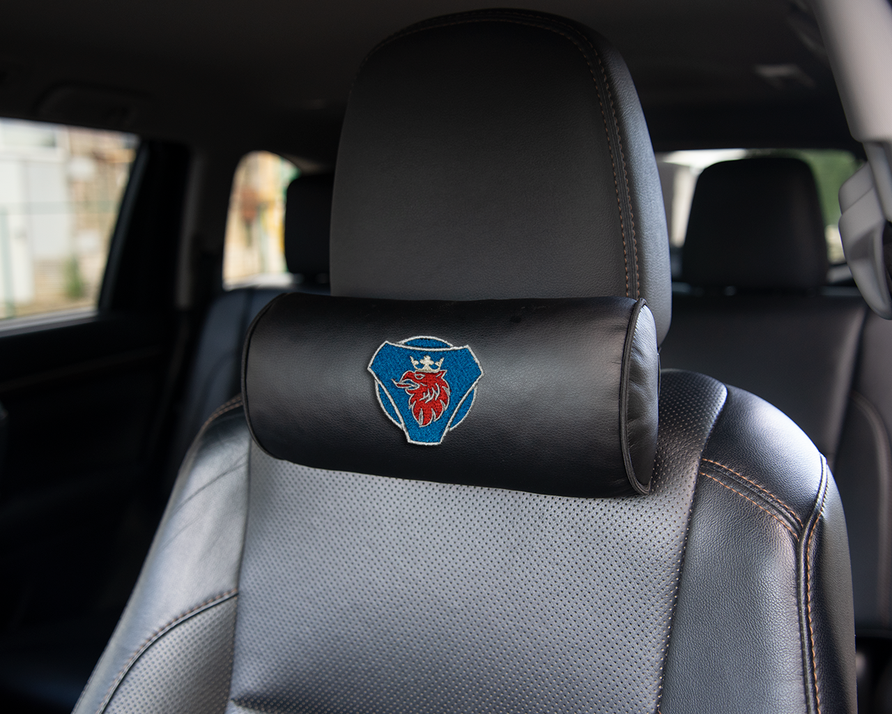 Автомобильная подушка-валик на подголовник автомобильная с эффектом "памяти" экокожа черная SCANIA