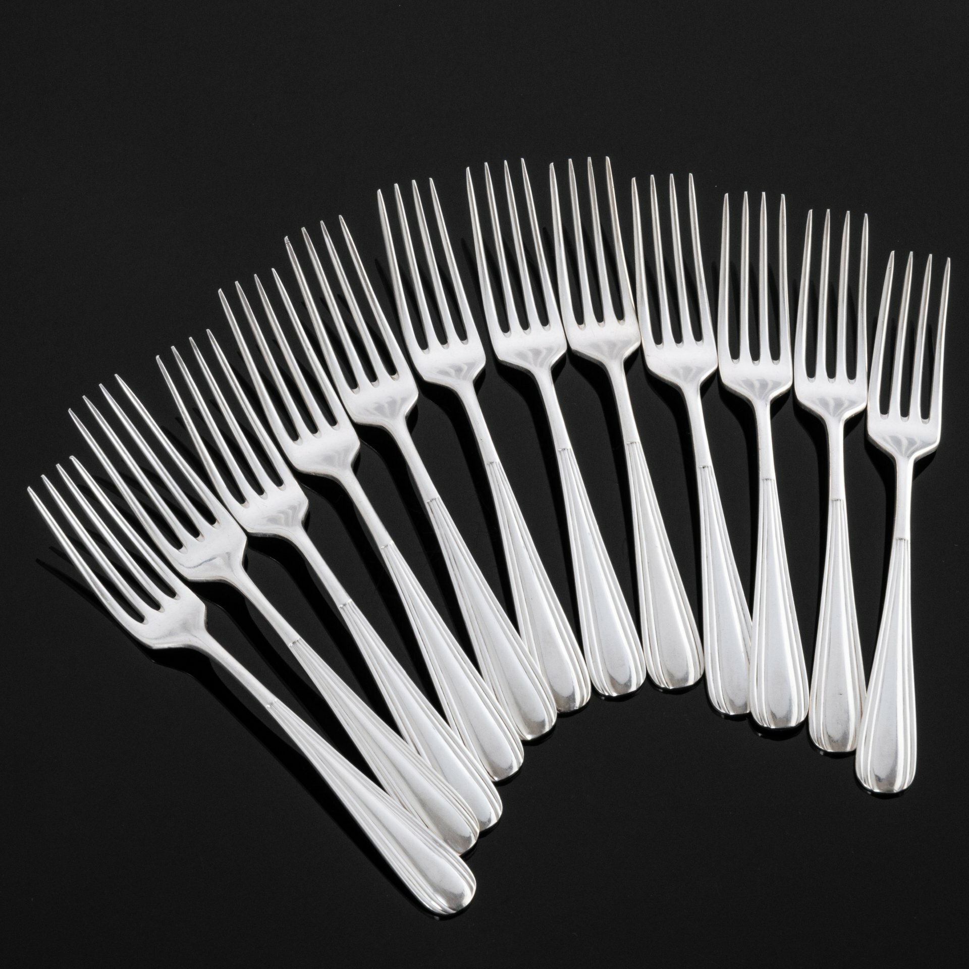 Набор вилок лаконичной формы с бороздками на черенках (на 12 персон), металл
