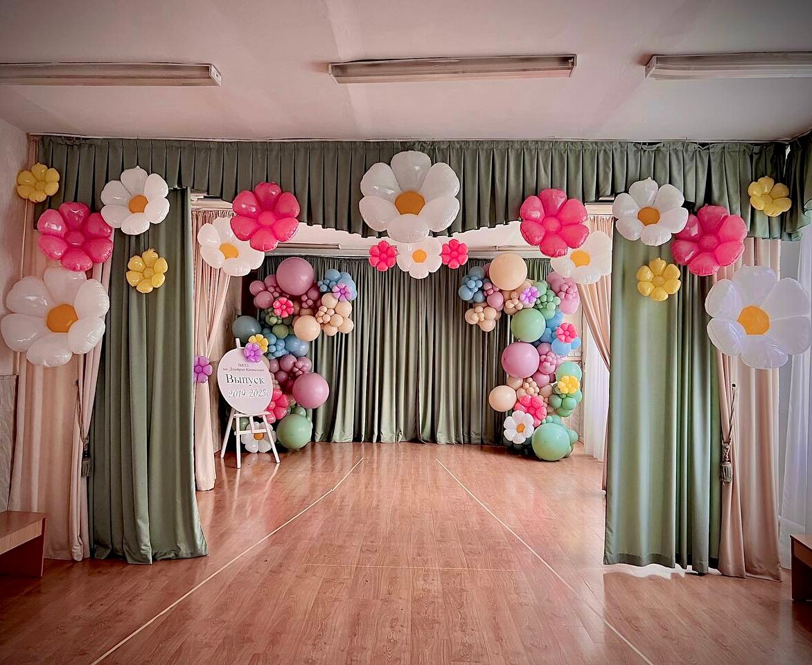 Украшение воздушными шарами для выпускного